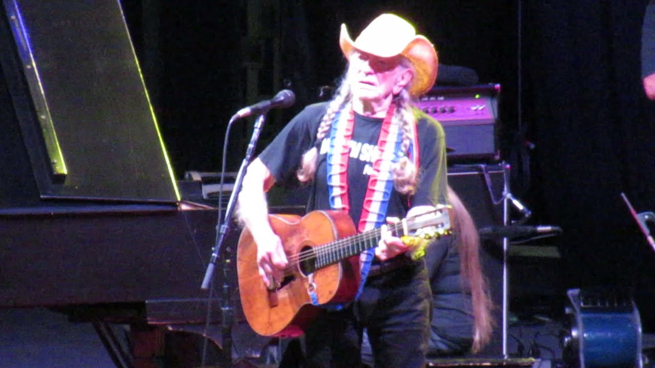 Willie Nelson performs I'll Fly Away Sun 8-8-21 Azure Amphitheater ...