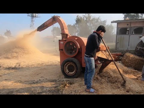 Yavaş çekim saman makinesi patoz. Slow motion haymaker