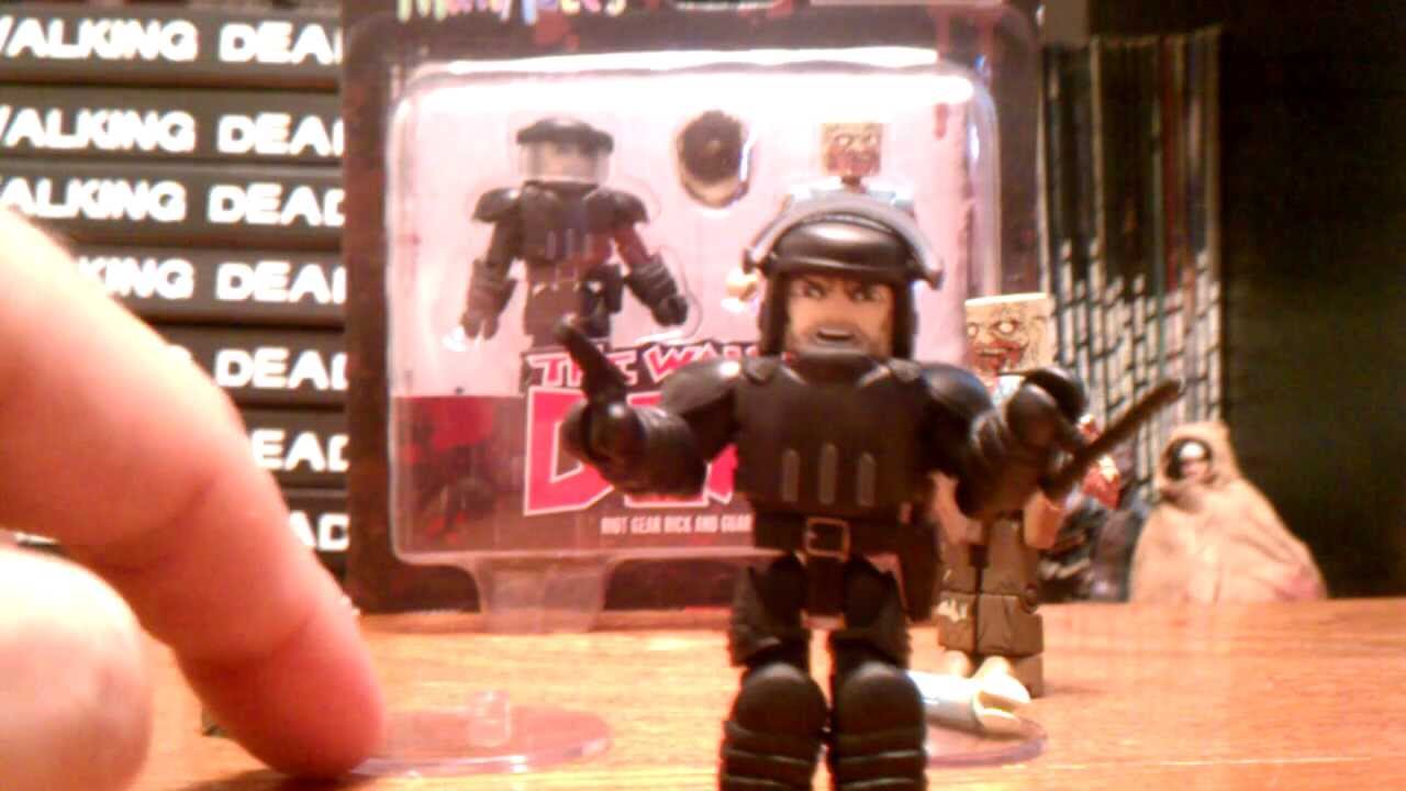 The walking dead minimates series 3 Riot Gear Rick & guard zombie - YouTube