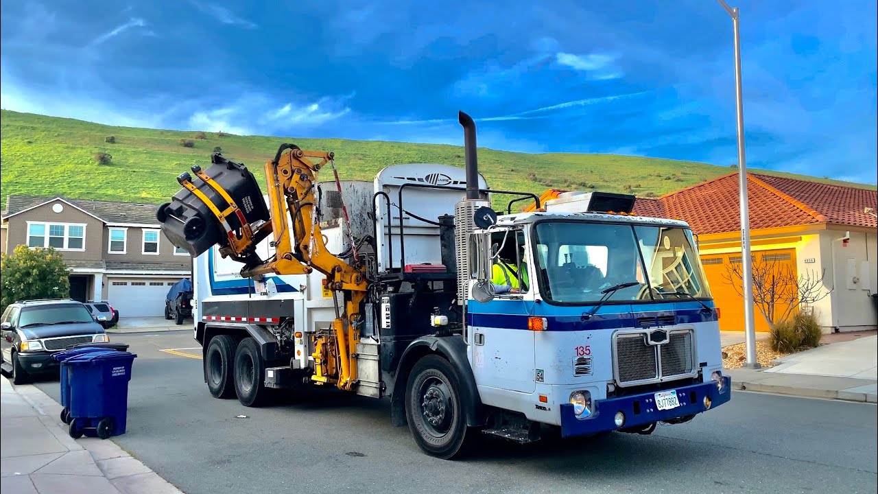 Autocar WXLL - Labrie Cool Hand Garbage Truck - YouTube