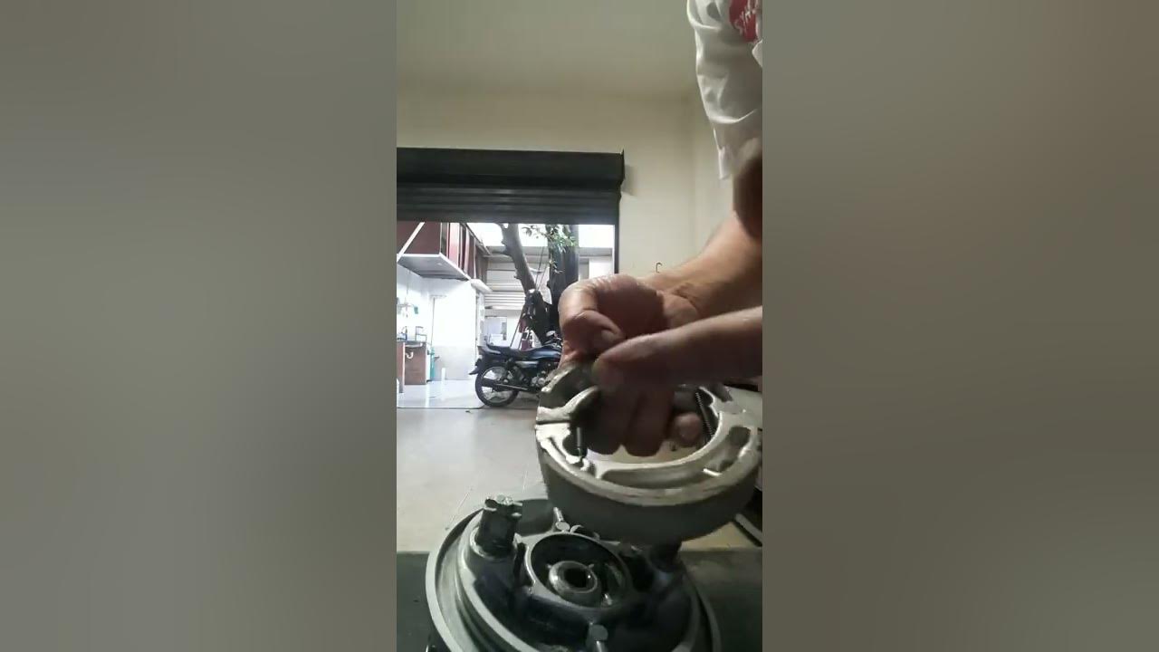 como se hace el montaje de rueda y bandas traceras de moto eco deluxe facil y rapido - YouTube