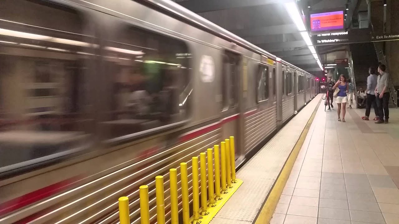 Metro Red Line - arriving at Union Station - 10/30/2015 - YouTube