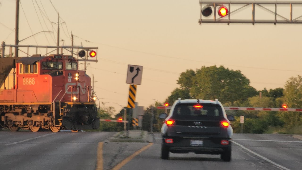 CN E271 at Mainway • May 31, 2024 - YouTube