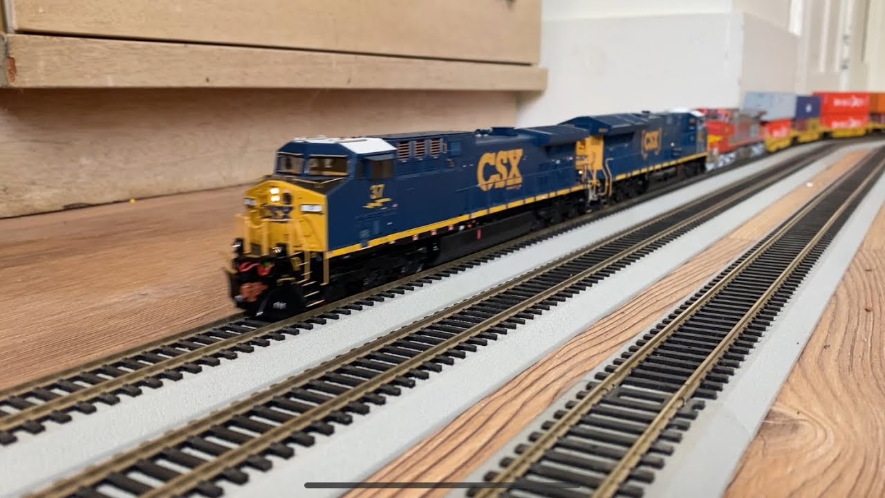 HO Scale M332 Around the Layout - YouTube