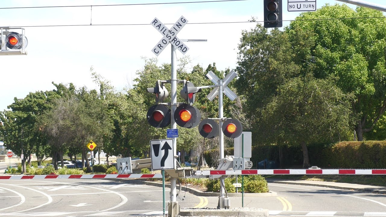 Parkshore Dr. Railroad Crossing (Folsom, CA) - YouTube