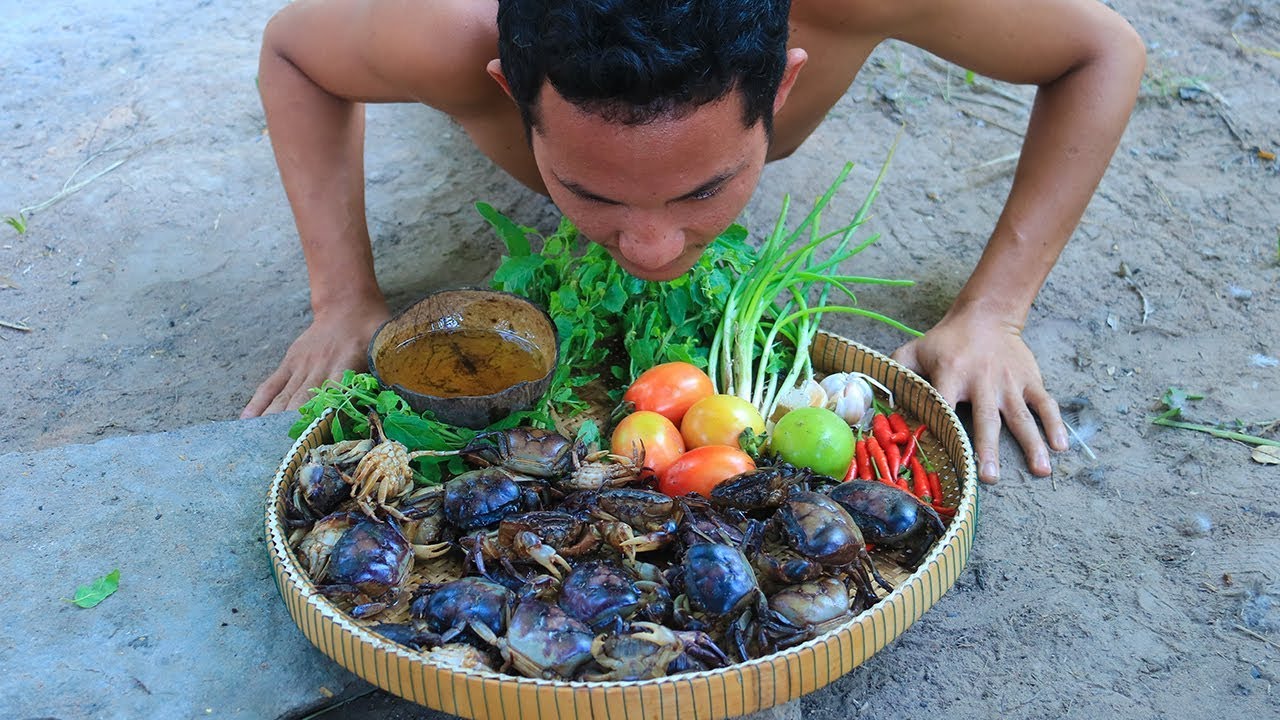Primitive Technology: Cooking Crabs Recipe For Food in the Forest - YouTube