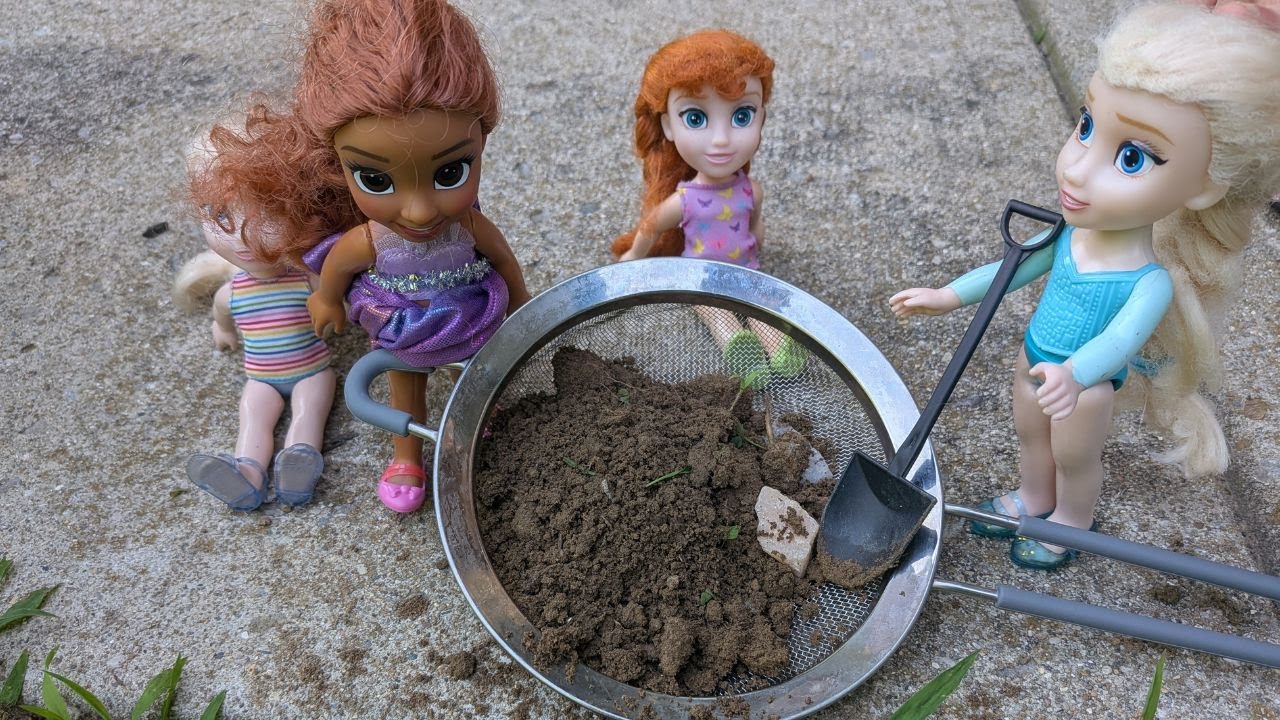 Elsa and Anna Toddlers Dig for Gems! - YouTube