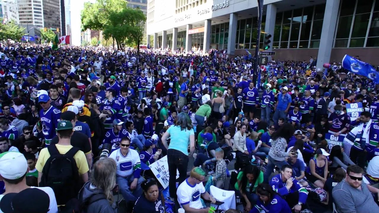 CANUCKS VS BRUINS GAME #7 CROWDS ON STREET DOWNTOWN VANCOUVER 15 JUNE ...