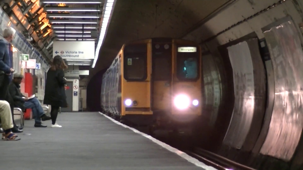 First Capital Connect 313037 at Highbury & Islington - YouTube