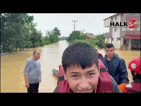 Sakarya valisi sel bölgesinde kurtarma çalışmalına katıldı