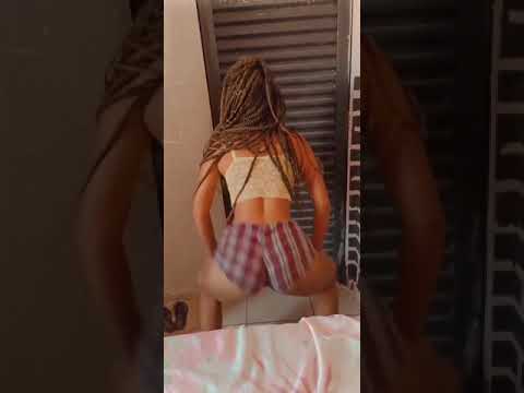 mulata magrinha dançando funk
