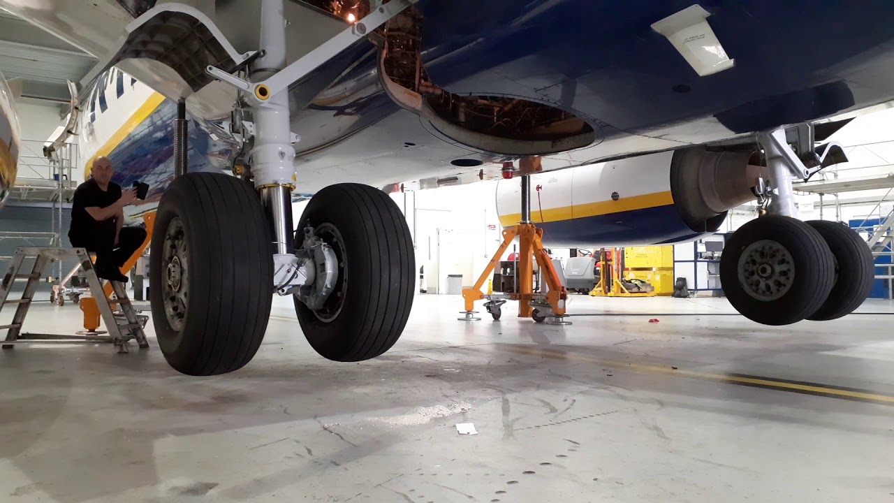 Main landing gear rectraction test 737 / 800 - YouTube