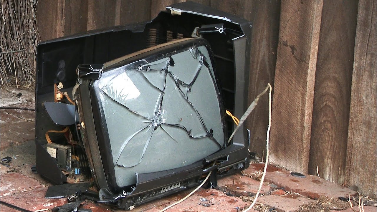 Smashing a Sanyo CPP 3001V CRT Television - YouTube