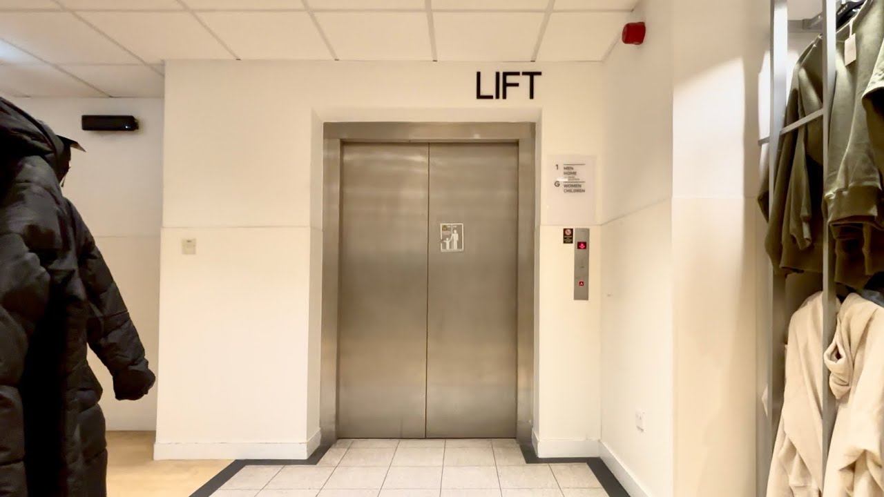Classic Oakland Elevators Hydraulic Lift @ Next, Strood Retail Park ...