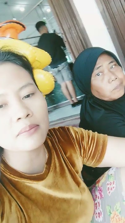 ngadem dulu depan toko mas sambil nunggu antrian 🤣🤣 #public - YouTube