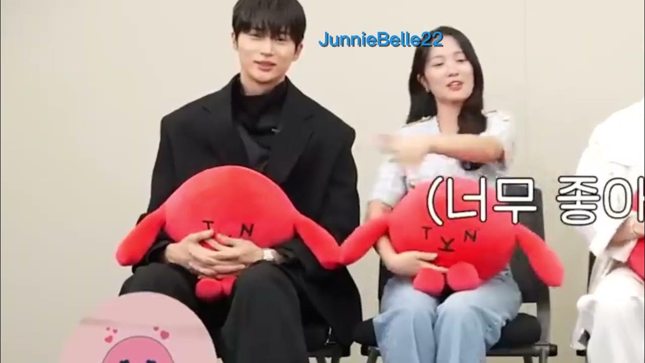 Byeon Woo Seok vs TVN Stuffed Toy 🤭😂#lovelyrunner #byeonwooseok #kimhyeyoon - YouTube