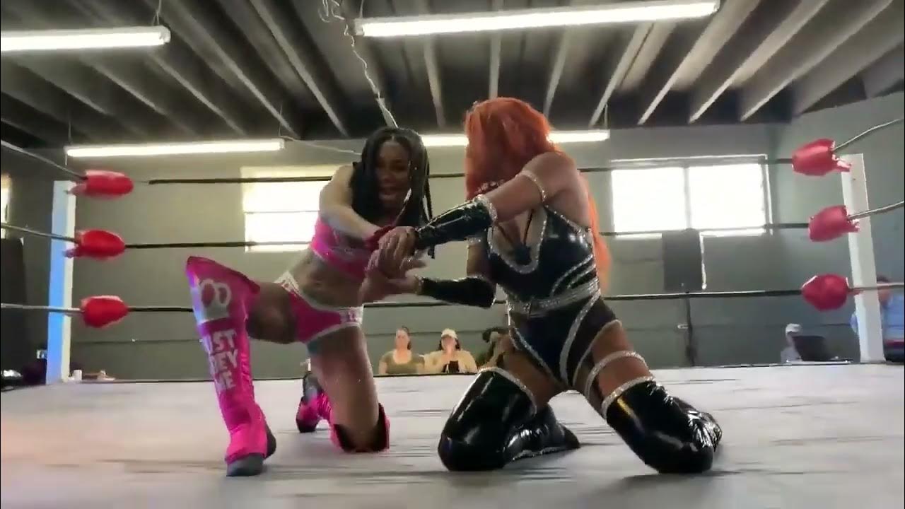 Rachelle Riveter vs Renee Michelle - YouTube