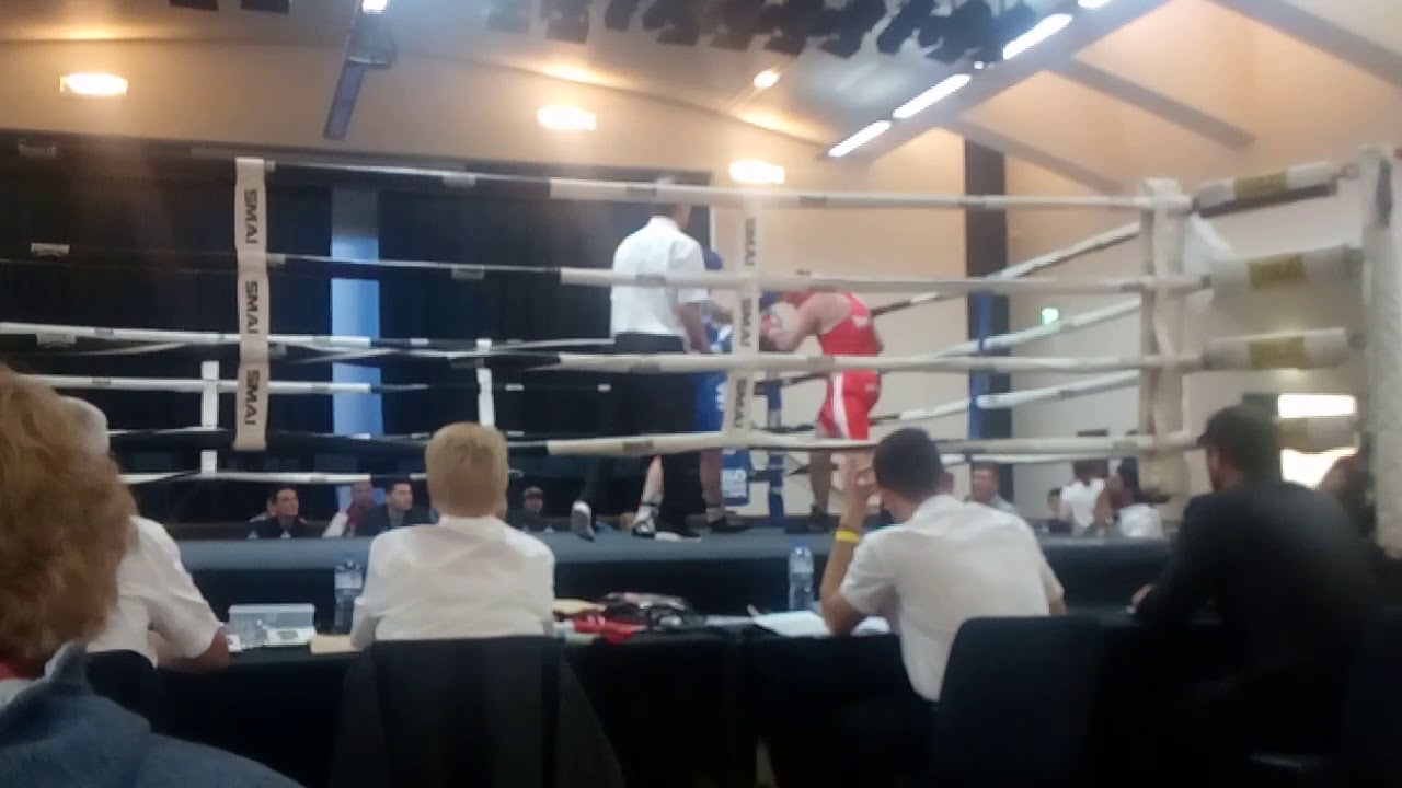 Red corner vs blue corner - YouTube