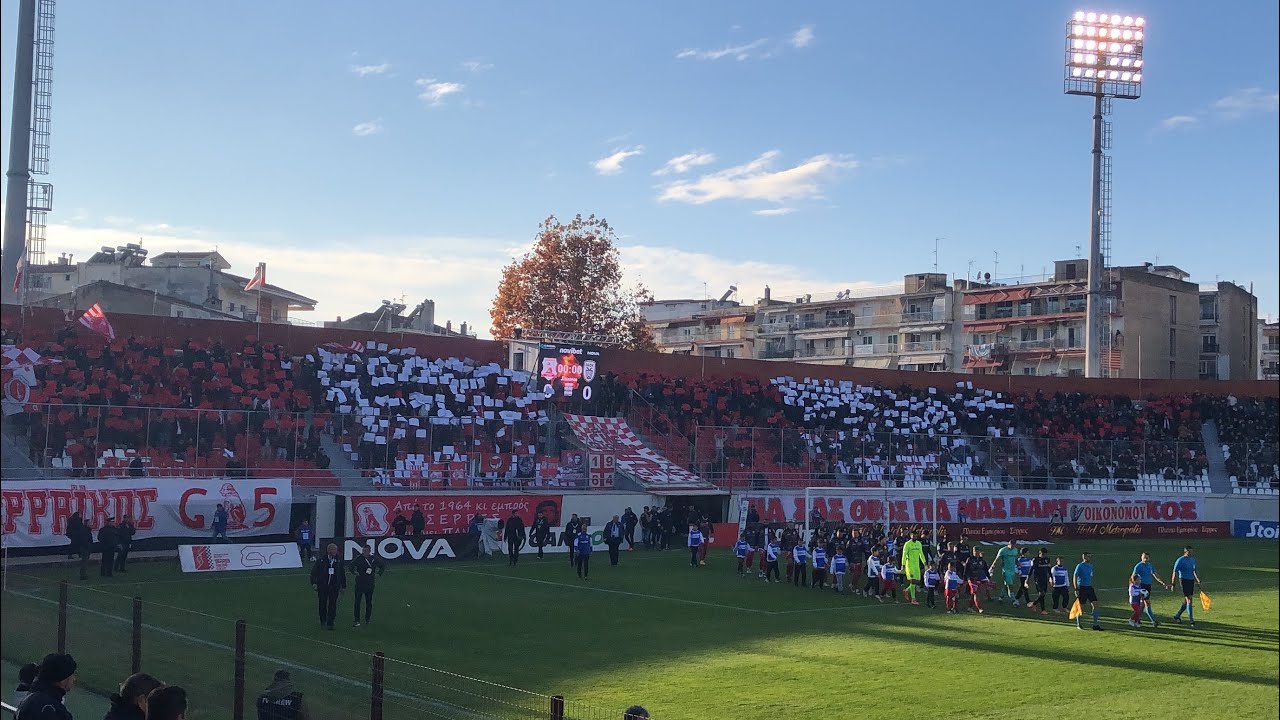 Όμορφη ατμόσφαιρα στο δημοτικό γήπεδο Σερρών στον αγώνα Πανσερραϊκός ...