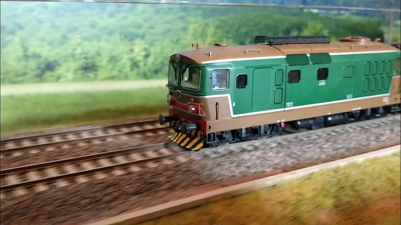 locomotiva diesel D343 roco - YouTube