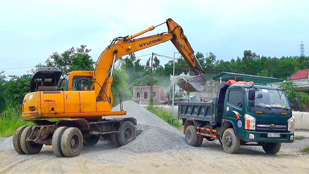 Bé xem máy xúc múc đất lên xe ô tô tải nhỏ | Nhạc thiếu nhi : Thương ...