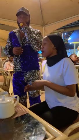 DIAMOND HONEY CHANTE 👄 SINA MAKOSA 👄 EN PLEIN CONCERT A KAMPALA 🔥 HÔTEL ...