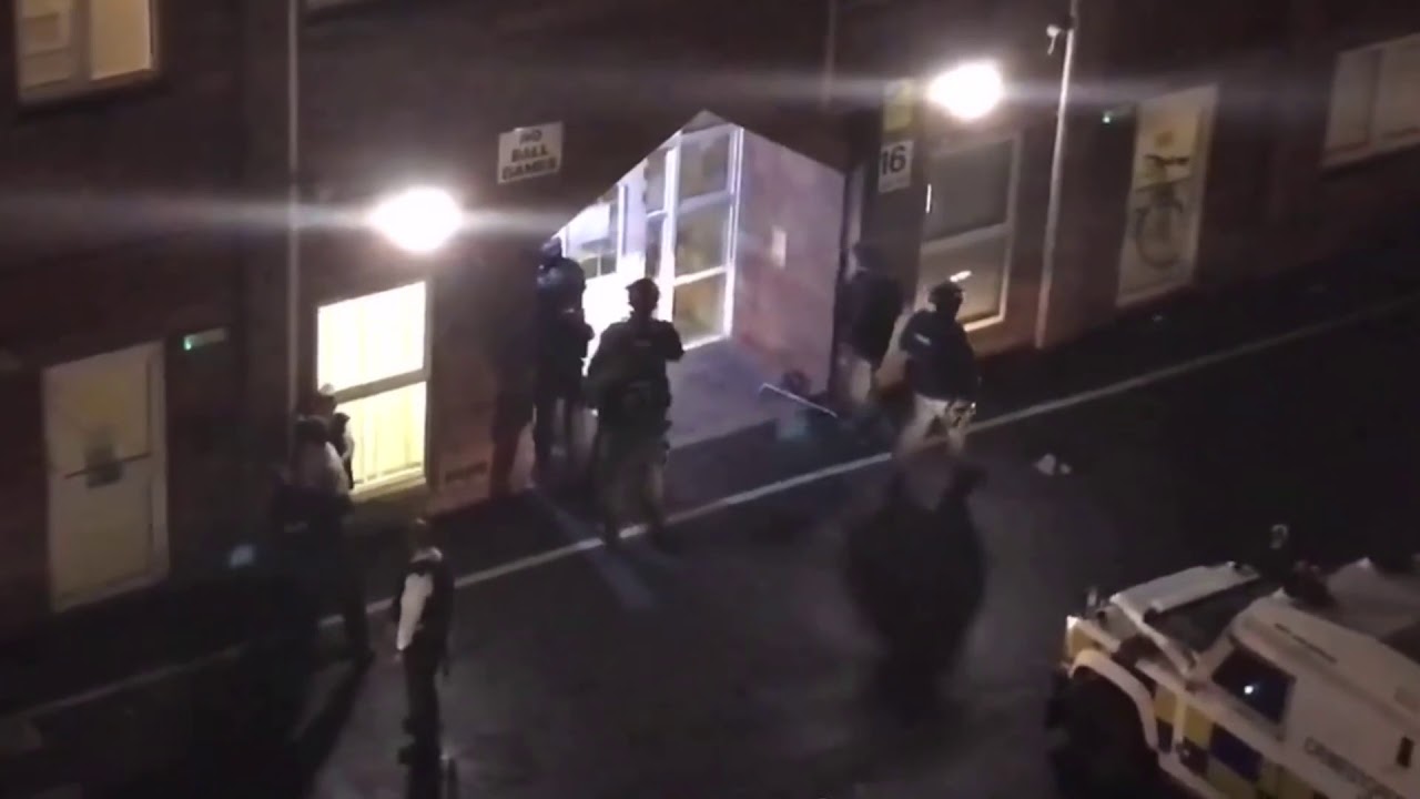 ARDOYNE POLICE TASER GUY HOLDING KNIFE - YouTube