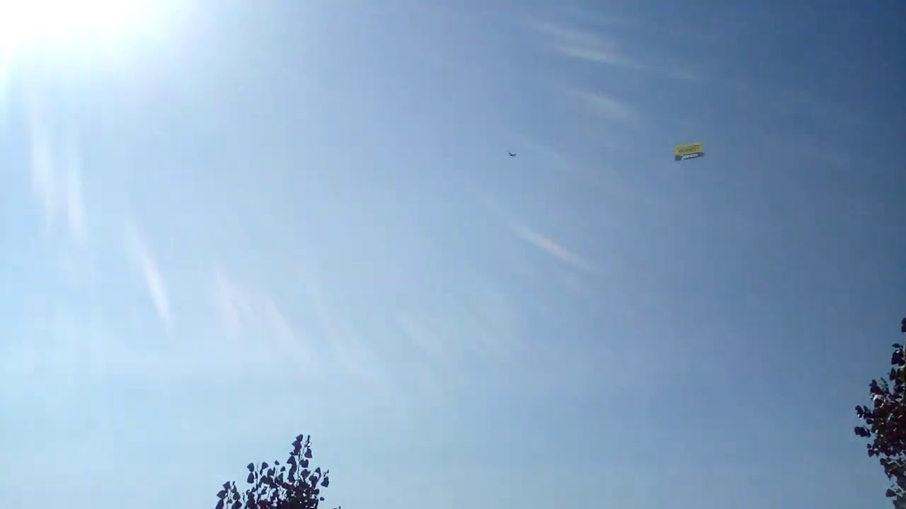 Plane Flying With a Geico Banner - YouTube