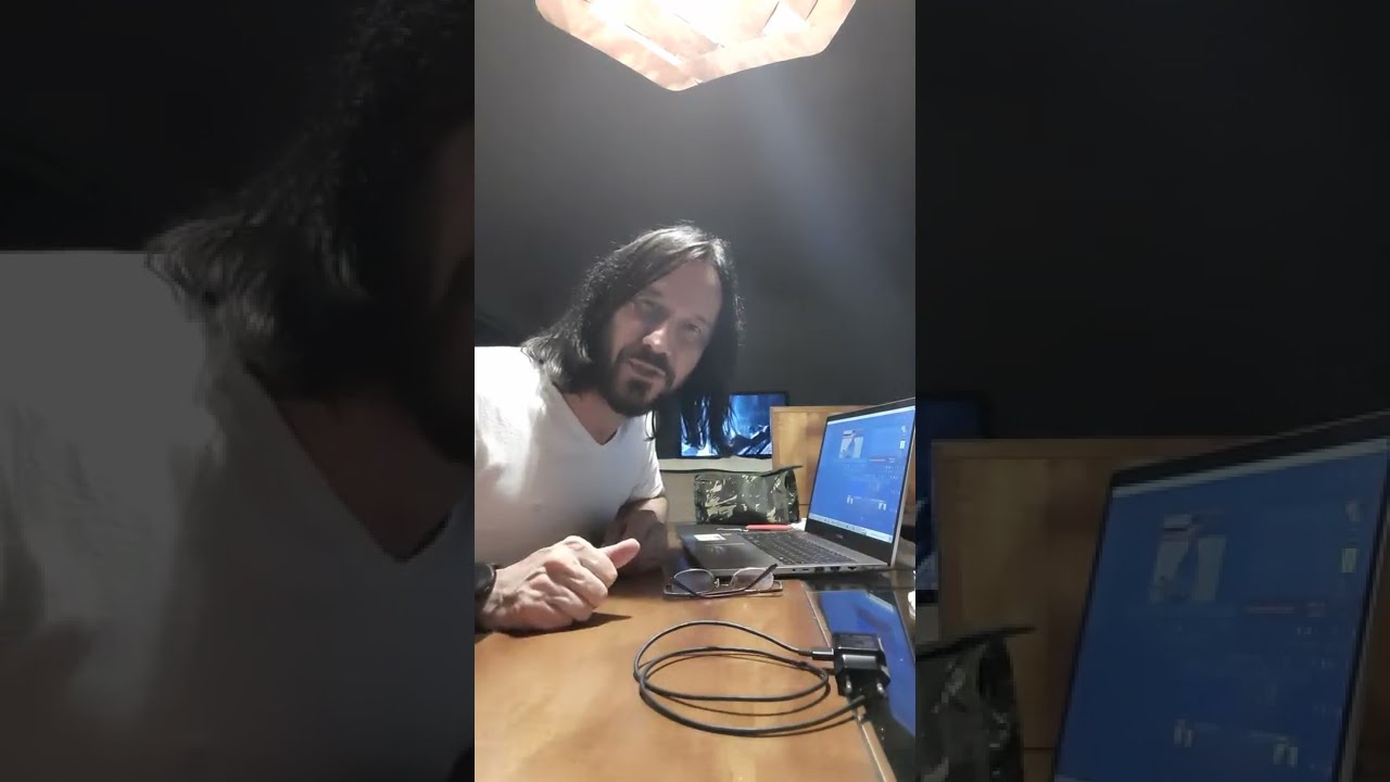 Marcos Jeeves em estúdio fazendo a edição do 7º episódio de Amaral ...