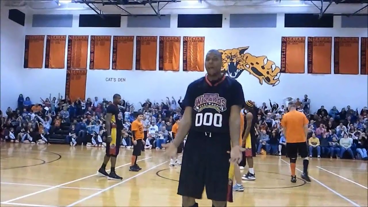 Harlem Wizards "Swoop" Pumping Up The Crowd! 1/31/2011- Manchester ...