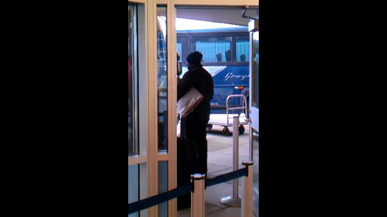 Greyhound bus driver fighting with a passenger - YouTube