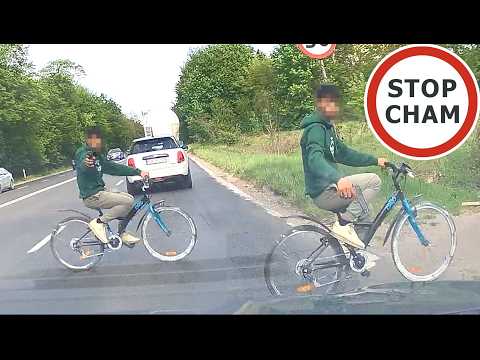 Rowerzysta celuje z \