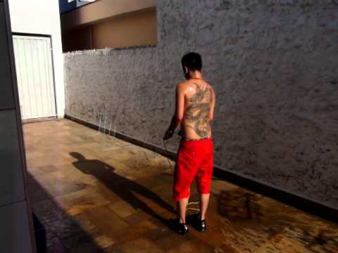 eric tomando banho no quintal