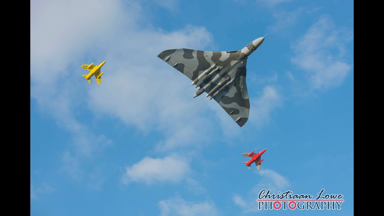 Vulcan Xh558 pays Tribute to Lost Pilot. - YouTube