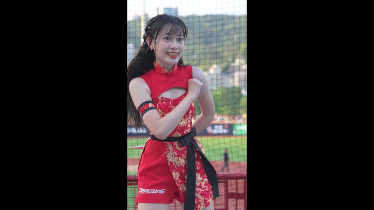 230409 芮妮 Renee《龍袍使命》味全龍啦啦隊 Dragon Beauties (味全vs兄弟 天母棒球場) - YouTube
