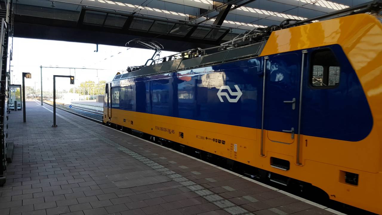 NS TRAXX E 186-038 met achteraan de NS Traxx E 186-014 - YouTube