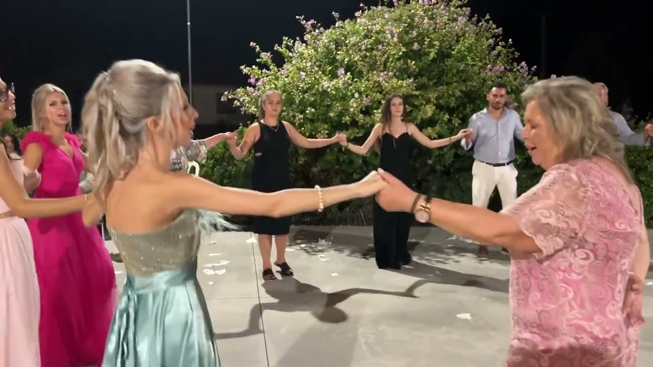 Νύφη μου Μαλαματένια στη Γλαύκη η μανούλα στο χορό κλείνει το γλέντι ...