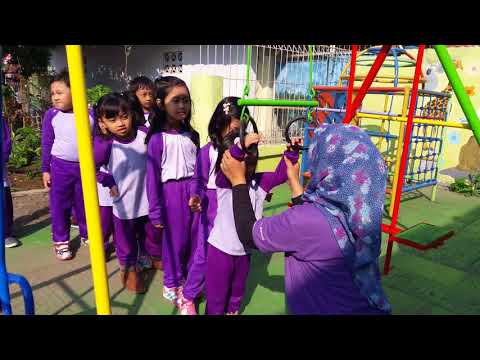 Melatih keberanian anak TK. Horeeee.... dede senja bisa...