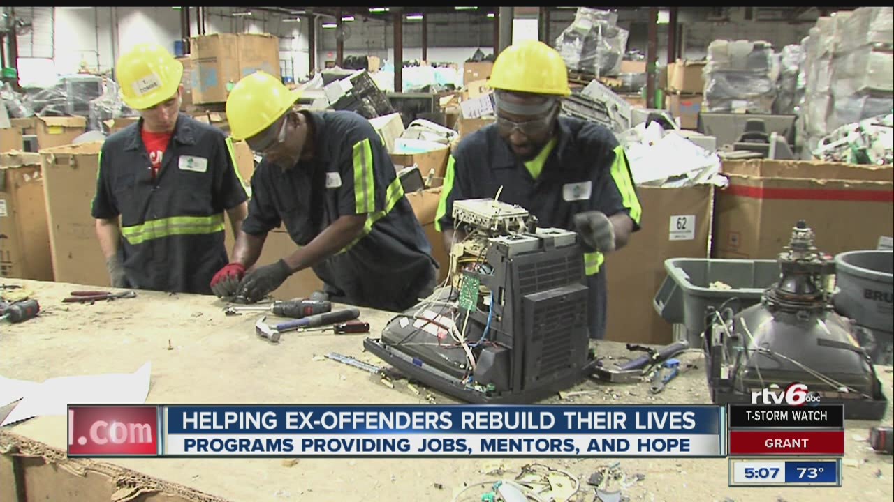 Job program helps ex-offenders rebuild their lives - YouTube