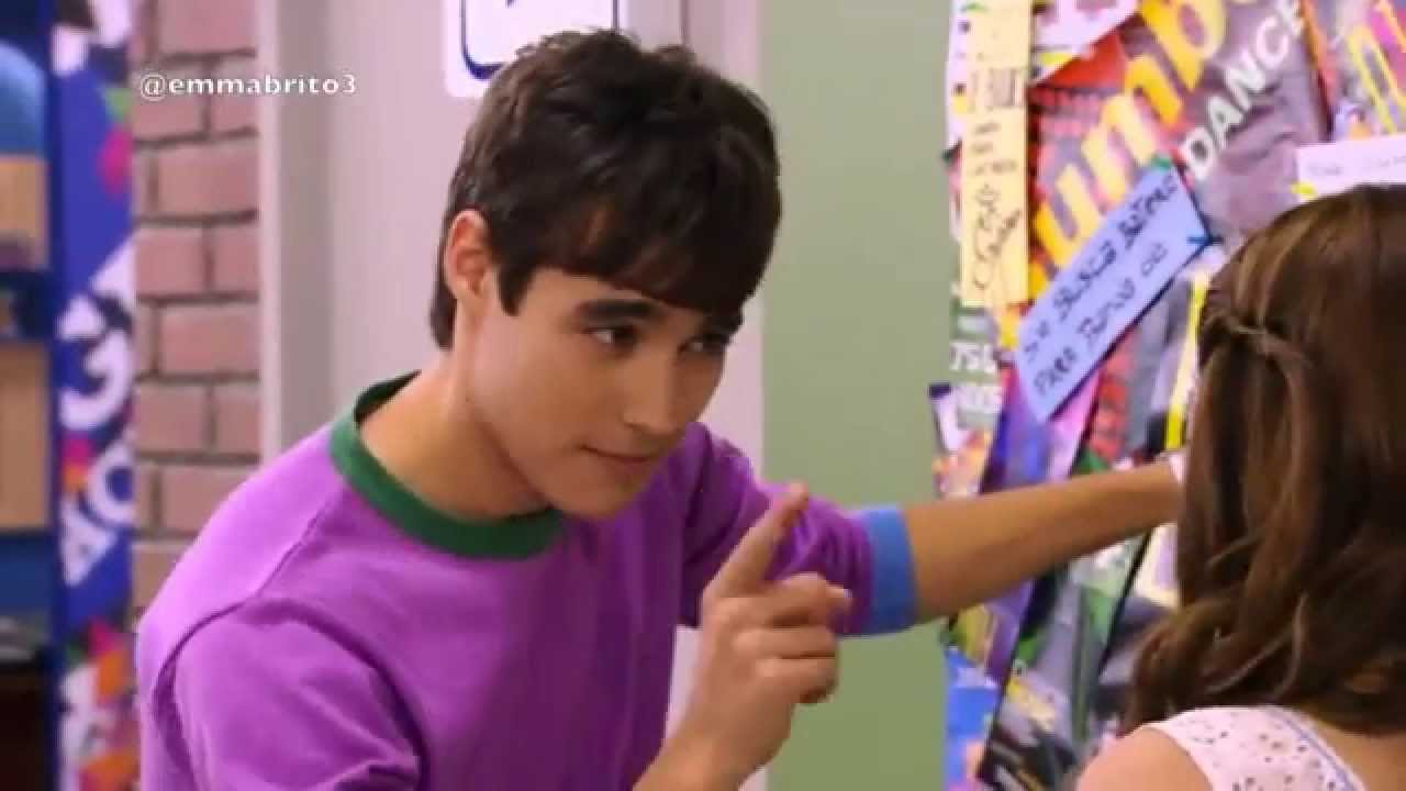Violetta 1 - León le da un beso para la suerte a Violetta (01x15) - YouTube