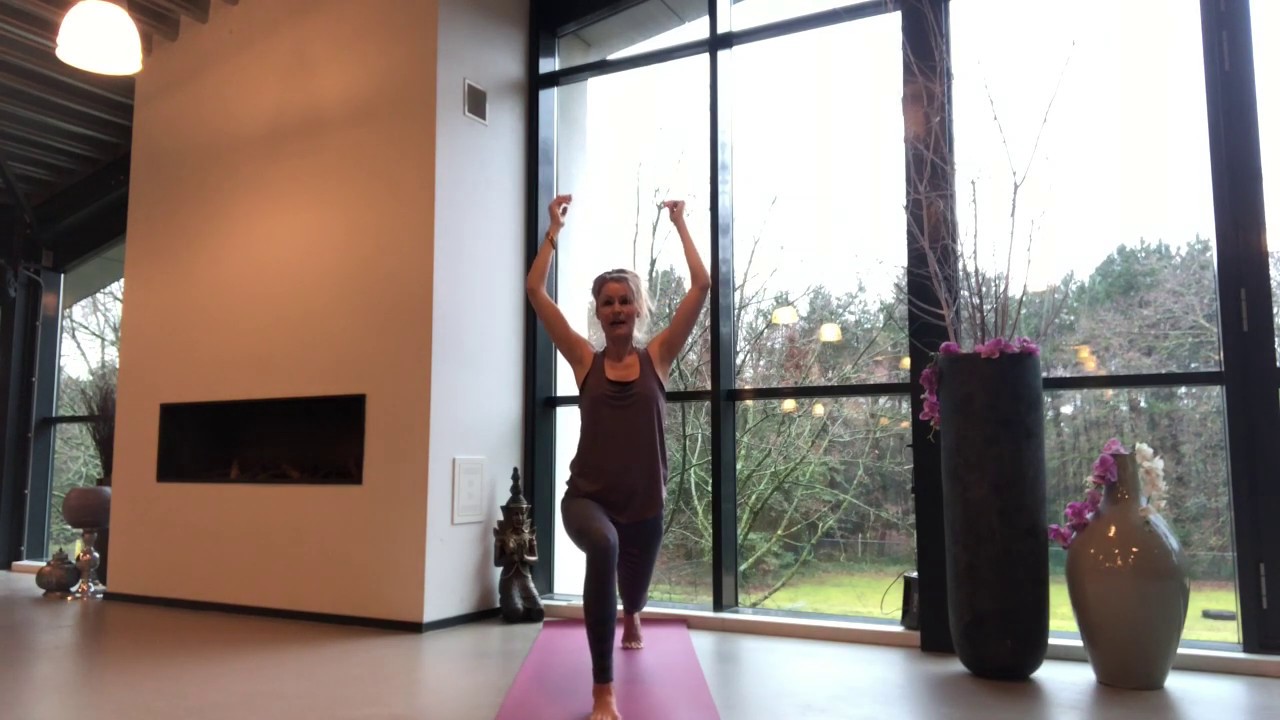 Krachtige Yoga Flow met Nanda - YouTube