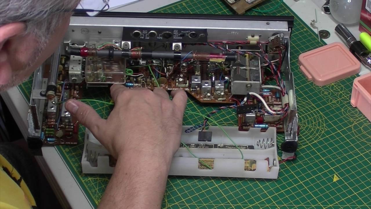 Hacker Super Sovereign RP75 transistor radio Part 2: Chassis removal ...
