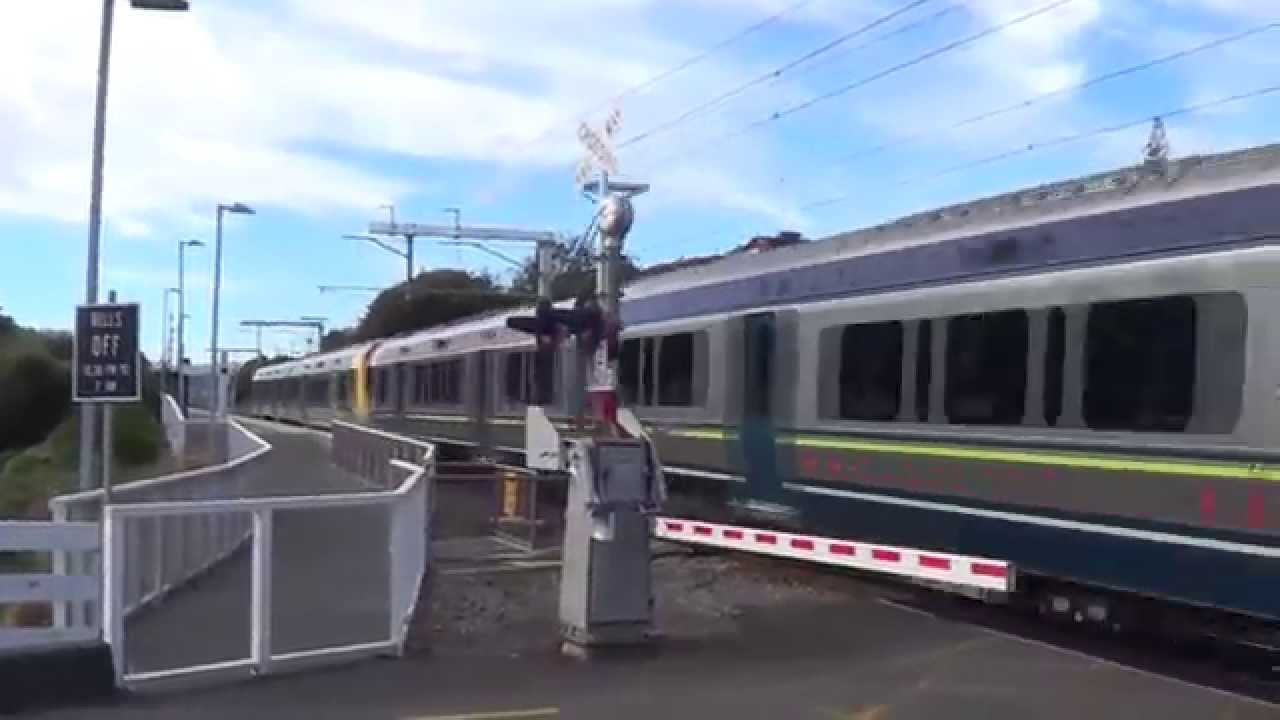 Redwood Level Crossing (Nice Classic Bells) - YouTube