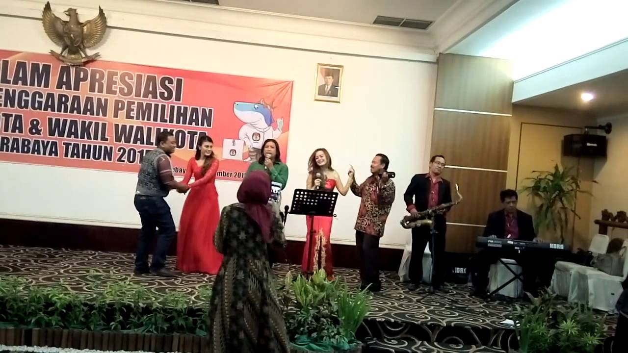 Dangdut Terbaru: Pertemuan (Rhoma Irama - Nur Halimah) - YouTube