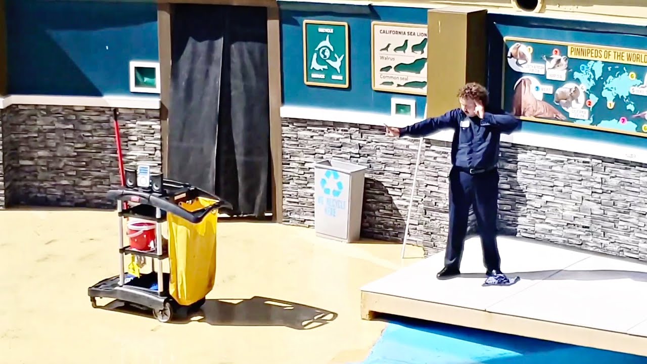 SeaWorld-Funny Mime - YouTube