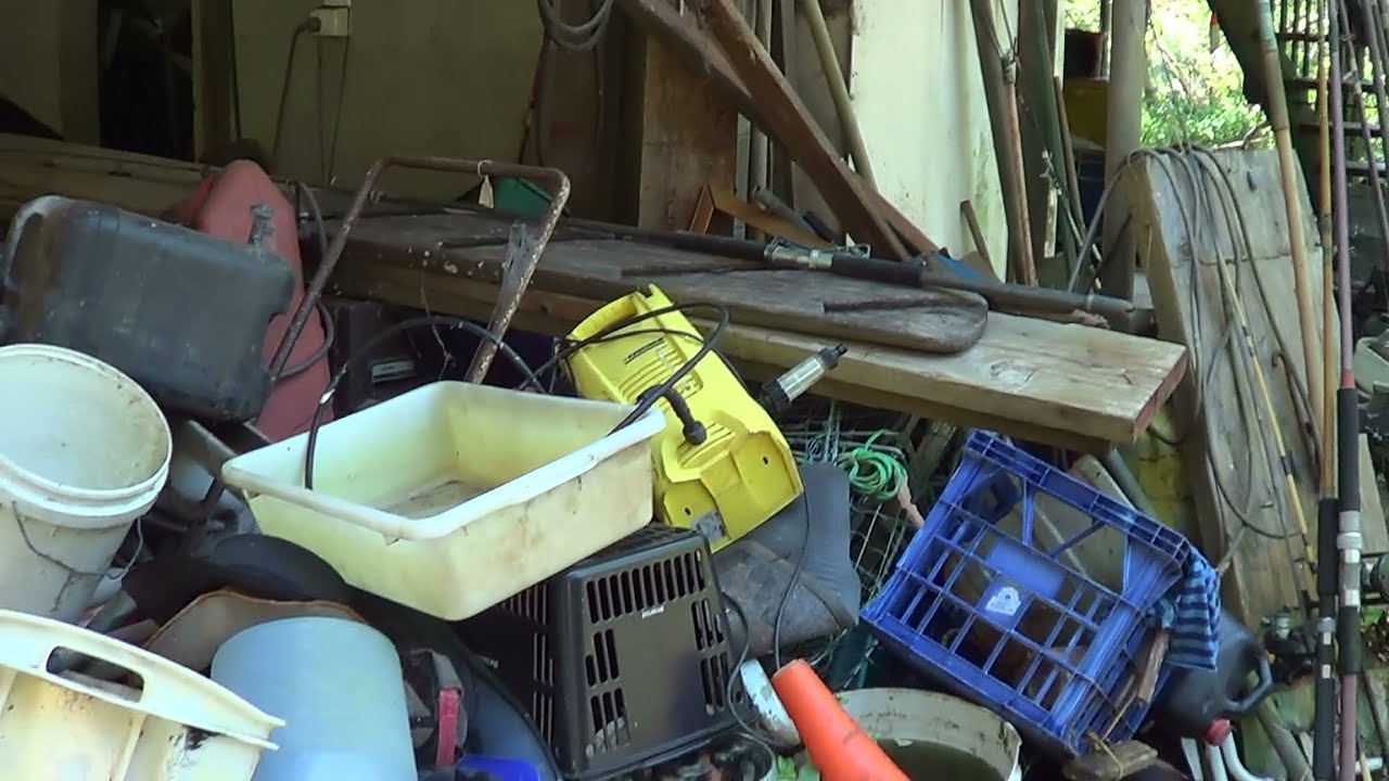 HOARDERS HOUSE . UNBELIEVABLE MESS . COLLECTOR OR CRAZY. - YouTube