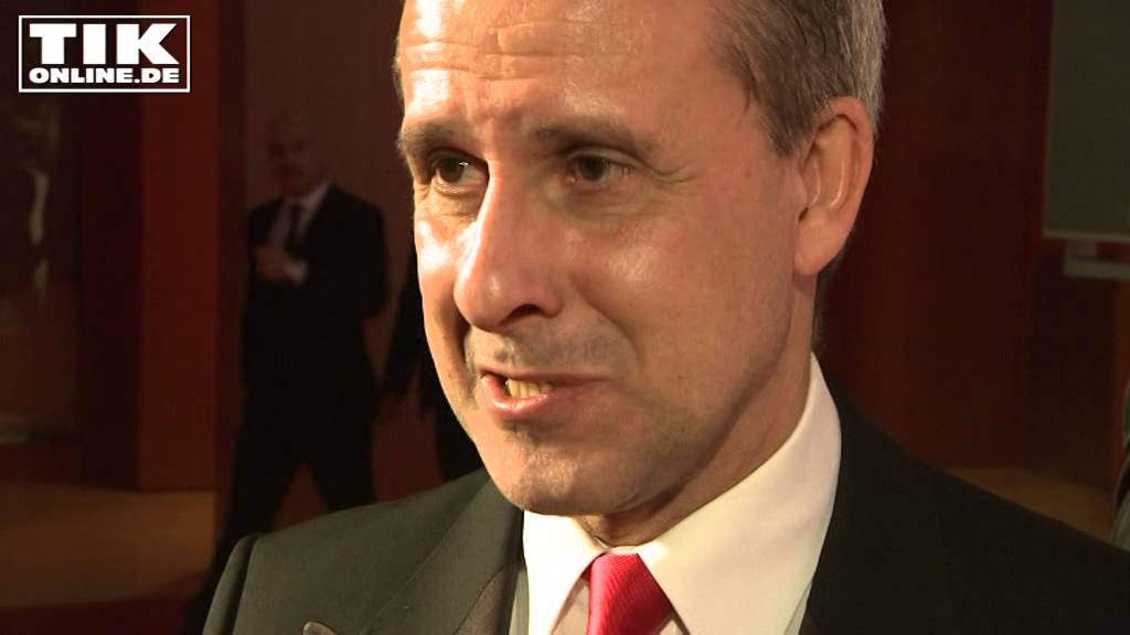 WM Pokal in Berlin: Wiedersehen mit Pierre Littbarski - YouTube