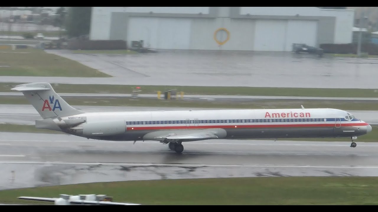 American Airlines McDonnell Douglas MD-83 [N984TW] landing in PDX - YouTube