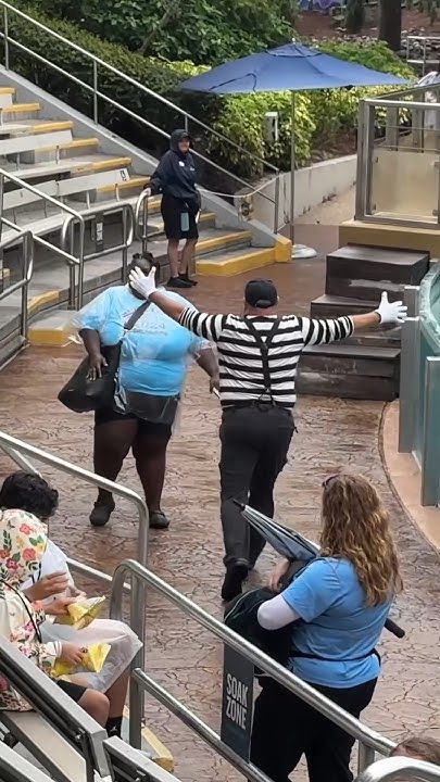 The Near Miss 😬 Tom Mime Seaworld Seaworldmime Youtube