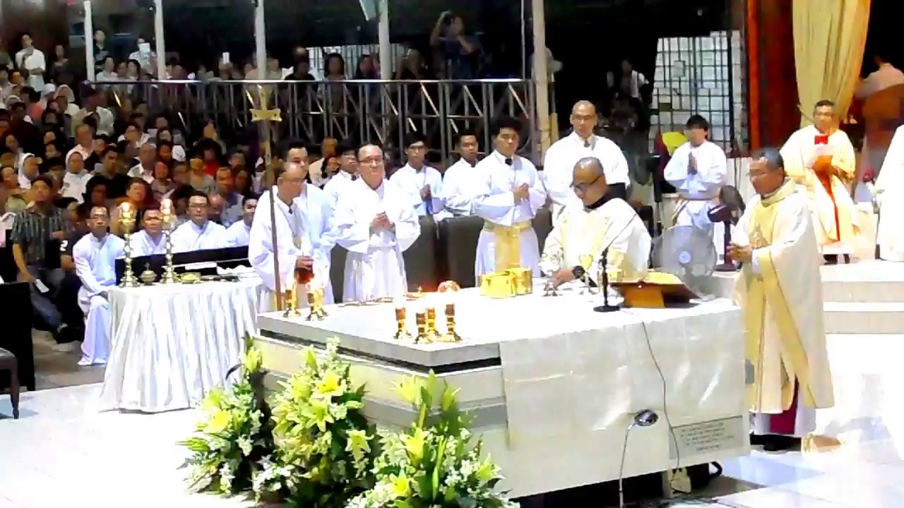 Offertory procession of Canonical Possession of The Archdiocese of ...